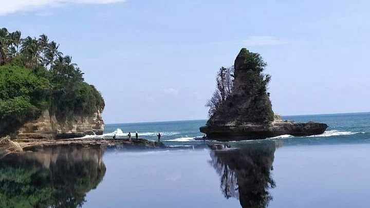 Surga Tersembunyi di Surade Sukabumi, Pantai Karanggantungan dan ...